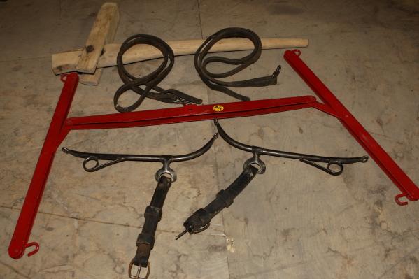 379: Whipple Tree wagon jack & horse harness pcs