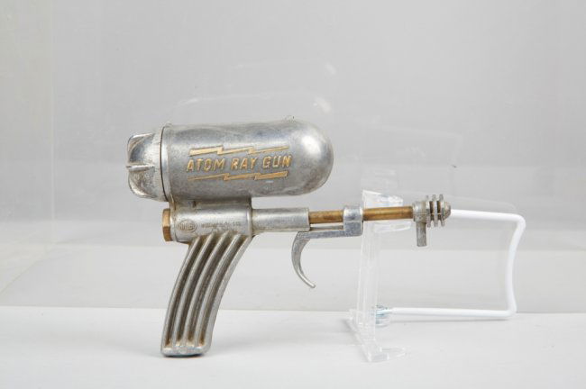 Lot Of 2 - Vintage Toy Ray Guns: : Lot 1052