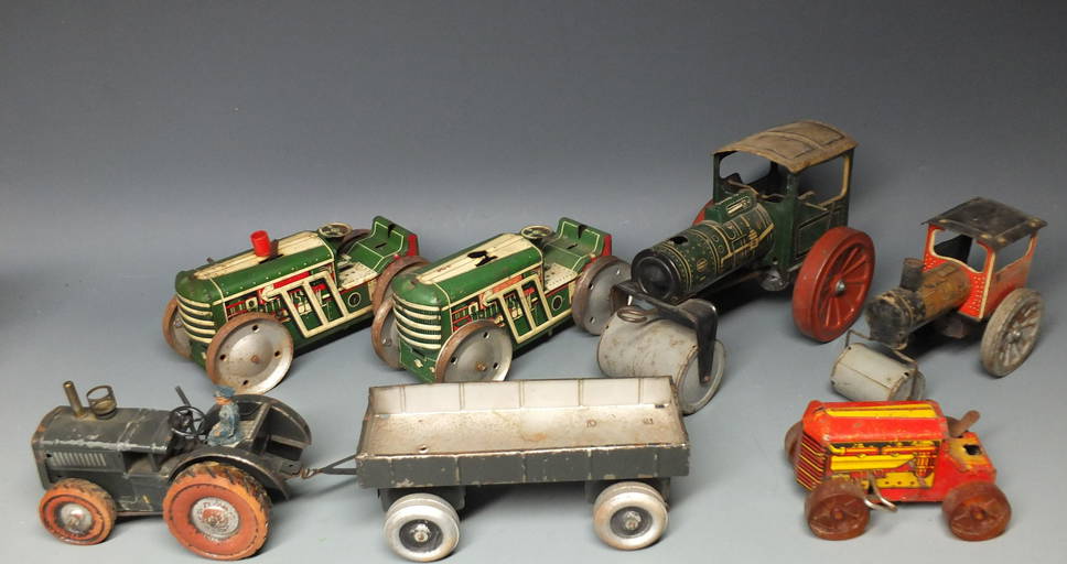 6 VINTAGE TIN TRACTORS - Jan 08, 2022 | Toys of Times Past Auctions in OH