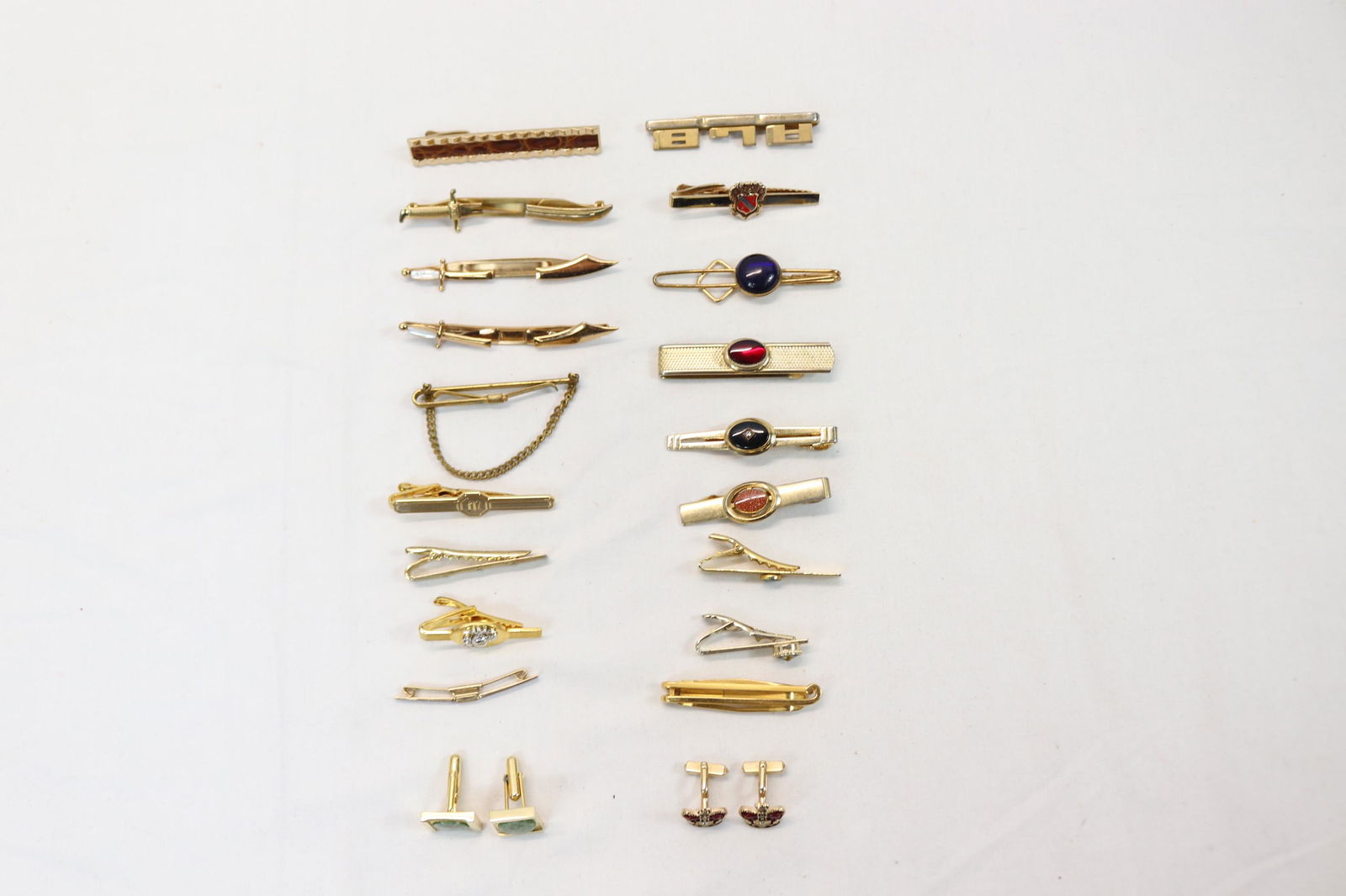 Lot Of 18 Vintage Tie Clips & 2 Pair Of Cufflinks, Some Signed
