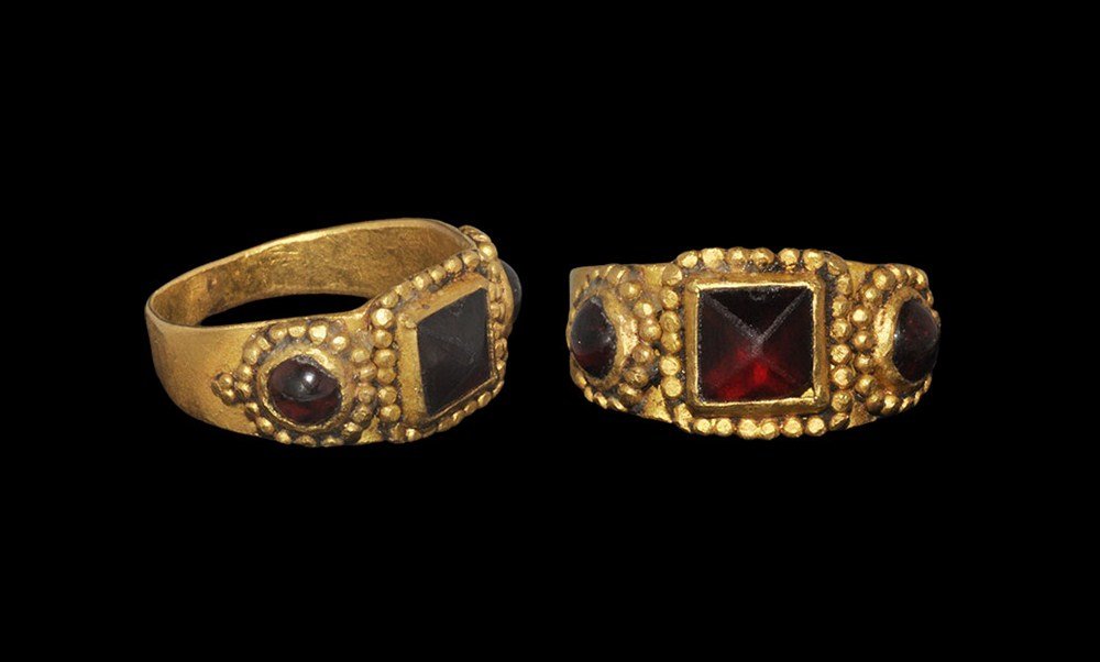 Post Medieval Gold and Garnet Finger Ring