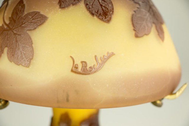 ANTIQUE LA ROCHERE CAMEO OVER-LAY GLASS LAMP : Lot 19