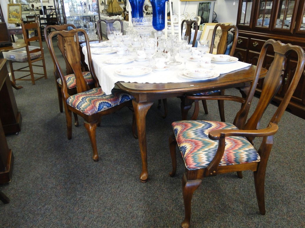 A Quality Mahogany Queen Anne Dining Room Set Cons