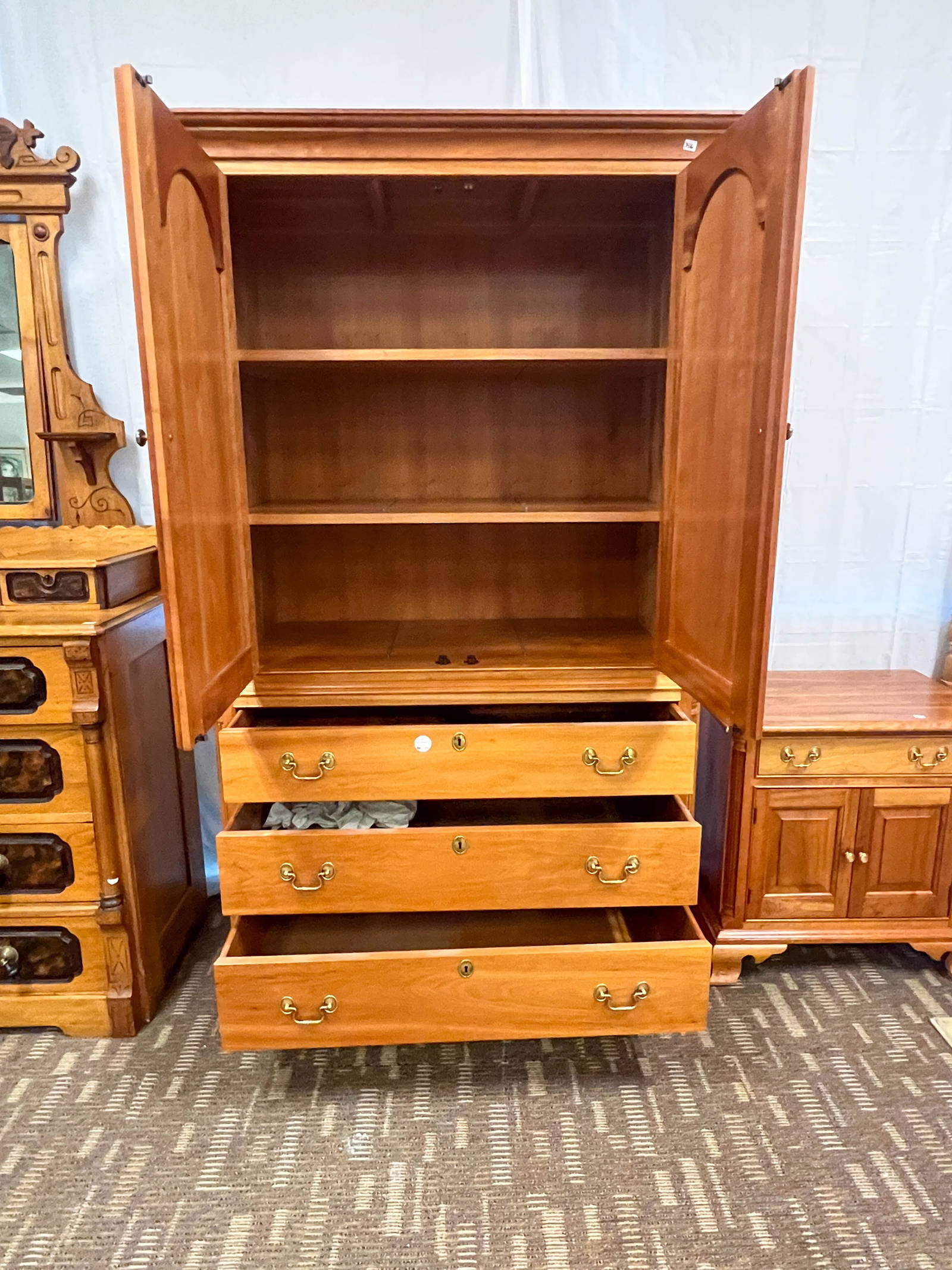 Quality Signed Stickley Colonial Queen Six Piece Bedroom Suite Auction