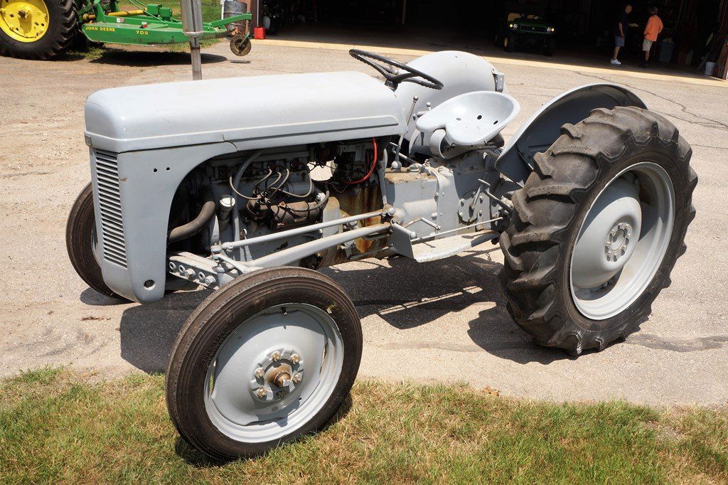 1947 FERGUSON FARM TRACTOR Model T30
