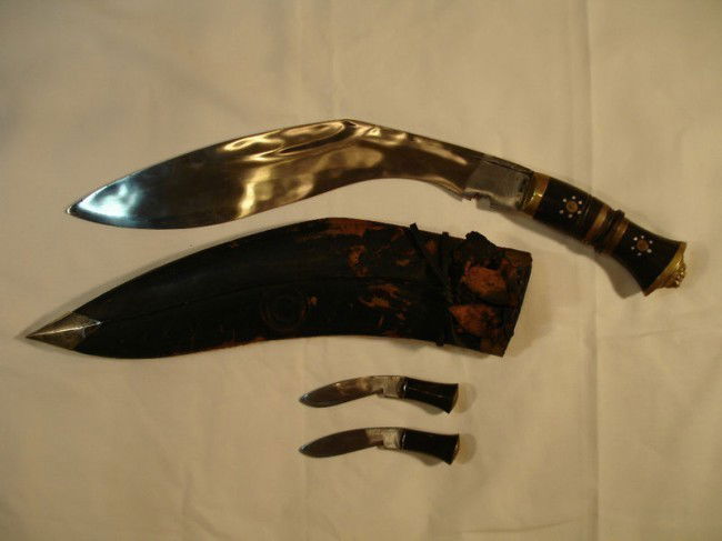 17: ANTIQUE VINTAGE INDIA KUKRI GURKHA KNIFE DAGGER