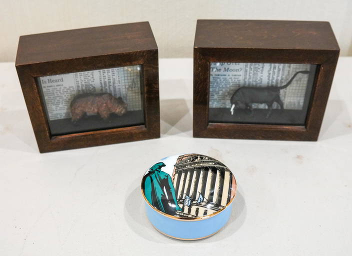 NY Stock Exchange Bull & Bear Themed Items - Nov 24, 2020 | Roland NY in NY