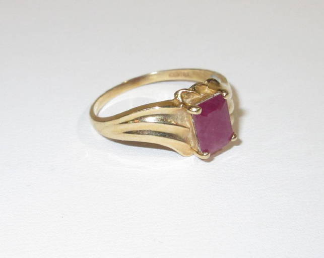 Estate 10k Ruby Ring