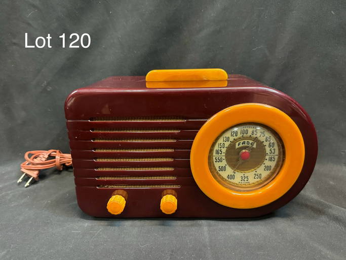 1945 Fada Model 1000 Catalin 'bullet' Radio