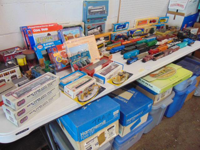 Large collection HO scale trains, track & accessories, - Nov 01, 2021 ...