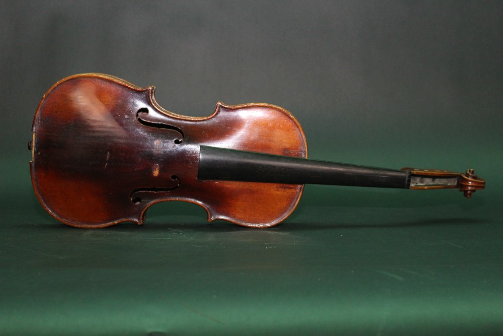Small violin with dark brown patina, two openings in - Feb 24, 2015 ...