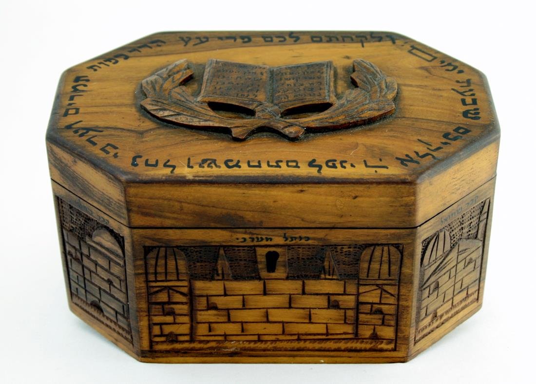 A LARGE OLIVEWOOD ETROG BOX. Palestine, c. 1920. Each