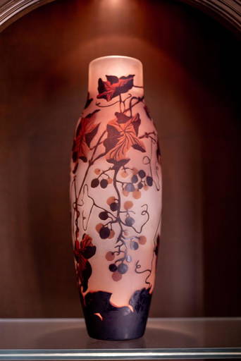 Larry Flynt Galle Cameo Grape Vines Glass Vase - Dec 13, 2022 | Abell ...