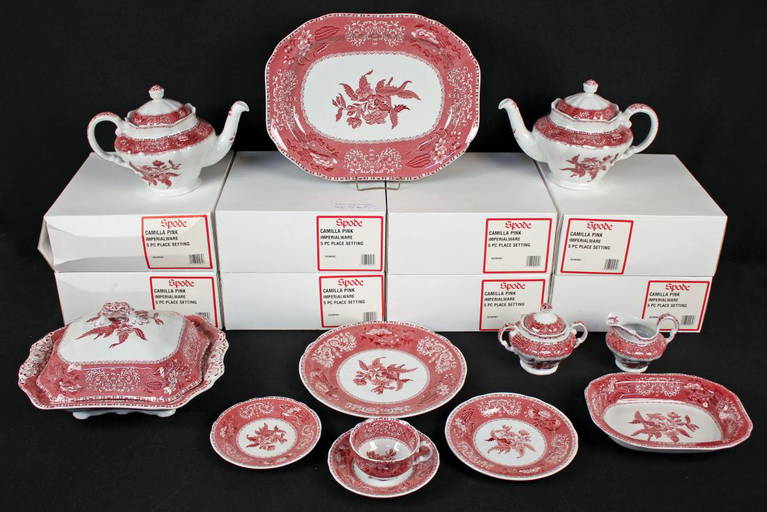 Spode Camilla Pink China Set With 47 Pieces.