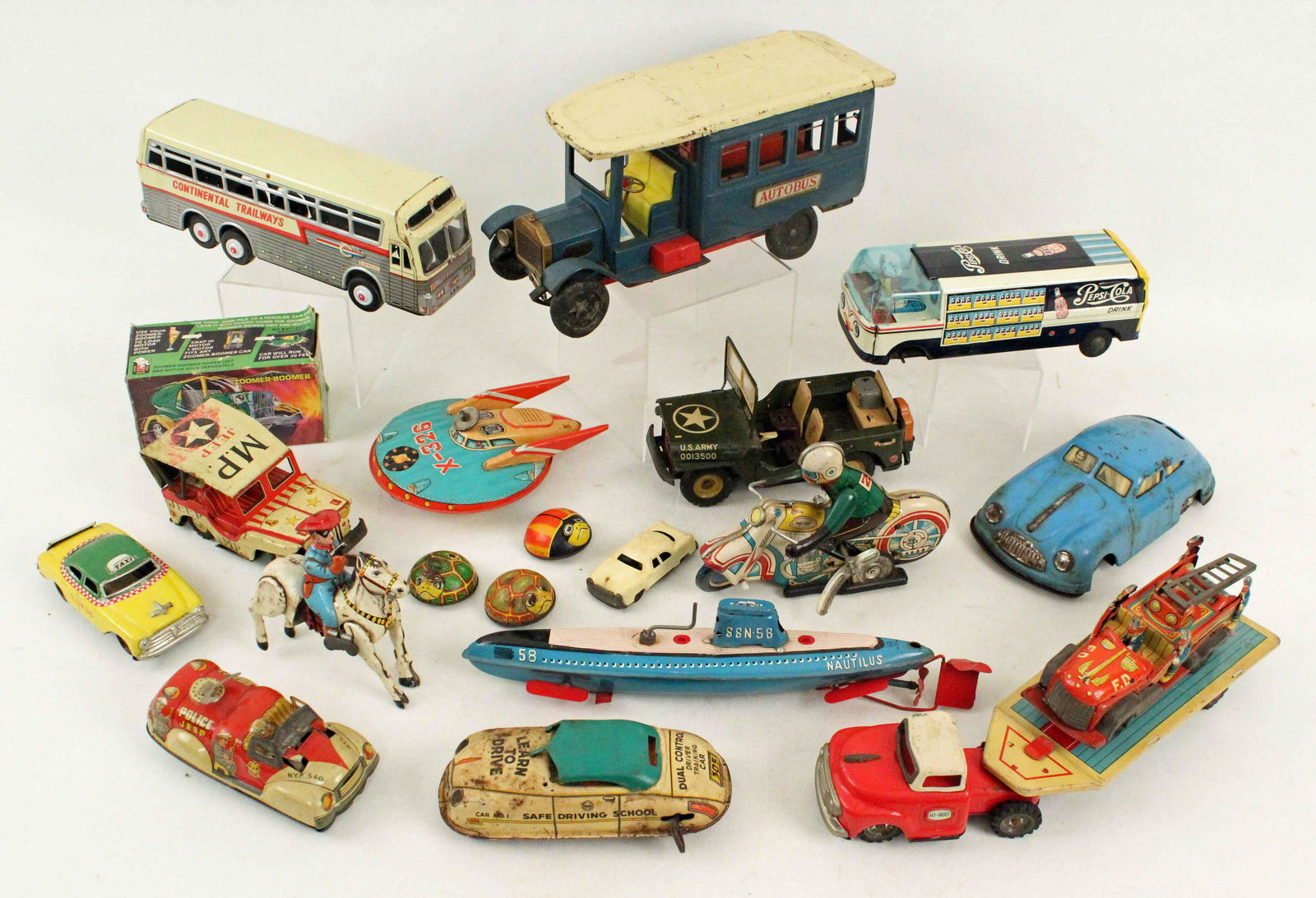 Group of Vintage Japanese Tin Toys - Mar 11, 2023 | Kennedys Auction ...