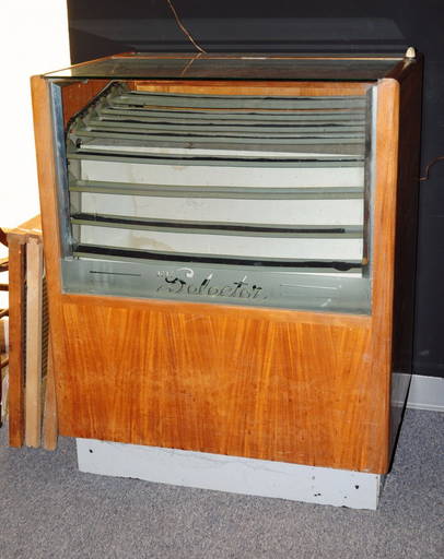 Berg Selector Revolving Electric Display Case