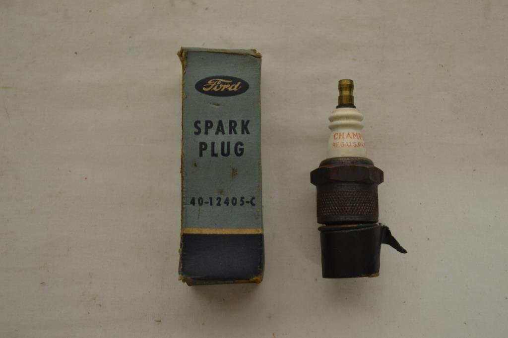 Ford Spark Plug By Champion in Box 40-12405-C 7
