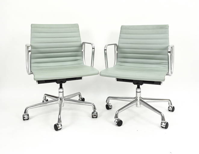PAIR EAMES FOR HERMAN MILLER ALUMINUM GROUP CHAIRS (#0057) on Jan 12 ...