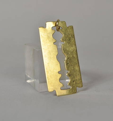 18K GOLD RAZOR BLADE PENDANT - May 19, 2013 | Westport Auction in CT