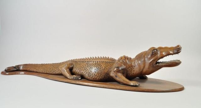 HAND CARVED WOODEN ALLIGATOR SCULPTURE