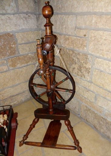 Beautiful Original Spinning Wheel