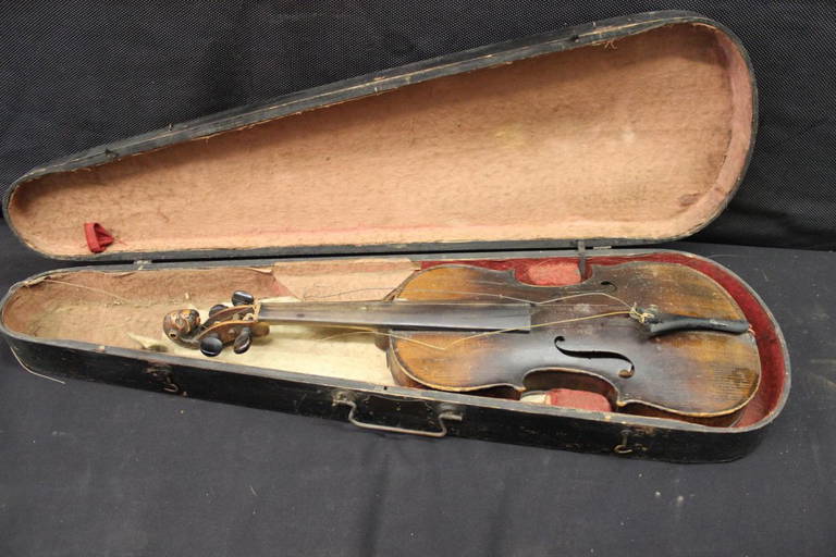 VERY OLD VIOLIN NEEDING REPAIRS W/ NICE WOODEN CASE 23" - Sep 21, 2014 ...
