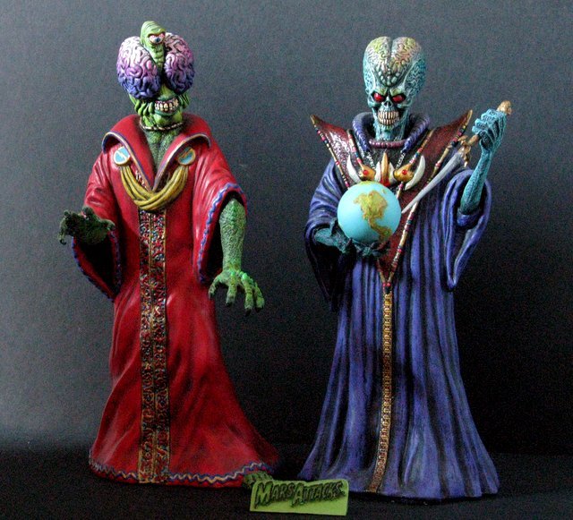 MARS ATTACKS - TWO EVIL MARTIAN LEADERS - PAINTED MODEL