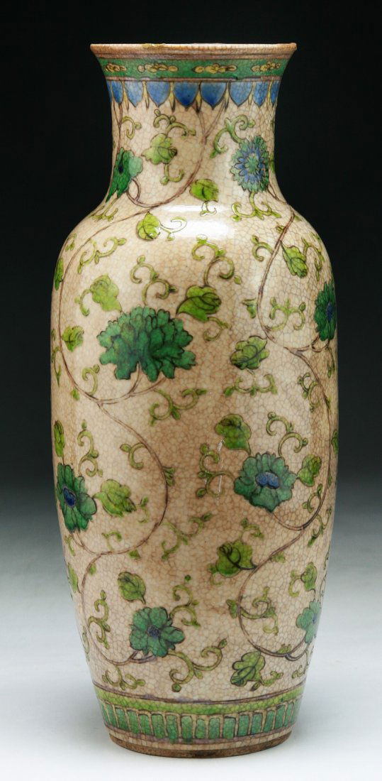 A Chinese Antique Famille Rose Porcelain Vase