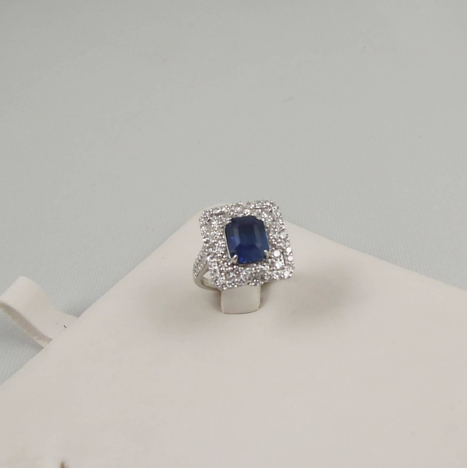 Ladies Fine Platinum, Cylon Sapphire & Diamond Ring Auction