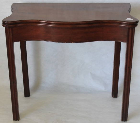 American Serpentine Front Molded Leg Card Table,
