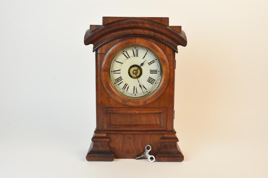 Key Winding Spring Mantel Clock With Pendulum