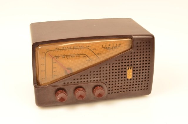 Zenith AM FM Bakelite Table Top Radio Model G723