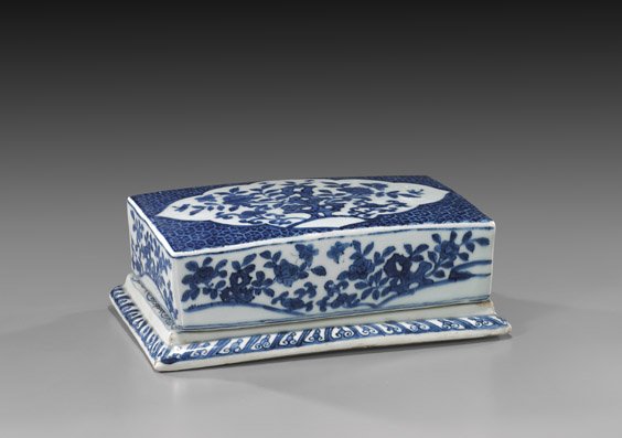 MING WANLI BLUE & WHITE PORCELAIN BOX