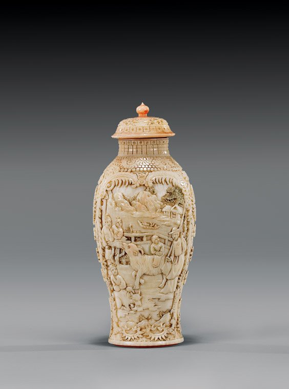 ANTIQUE CARVED IVORY SNUFF BOTTLE