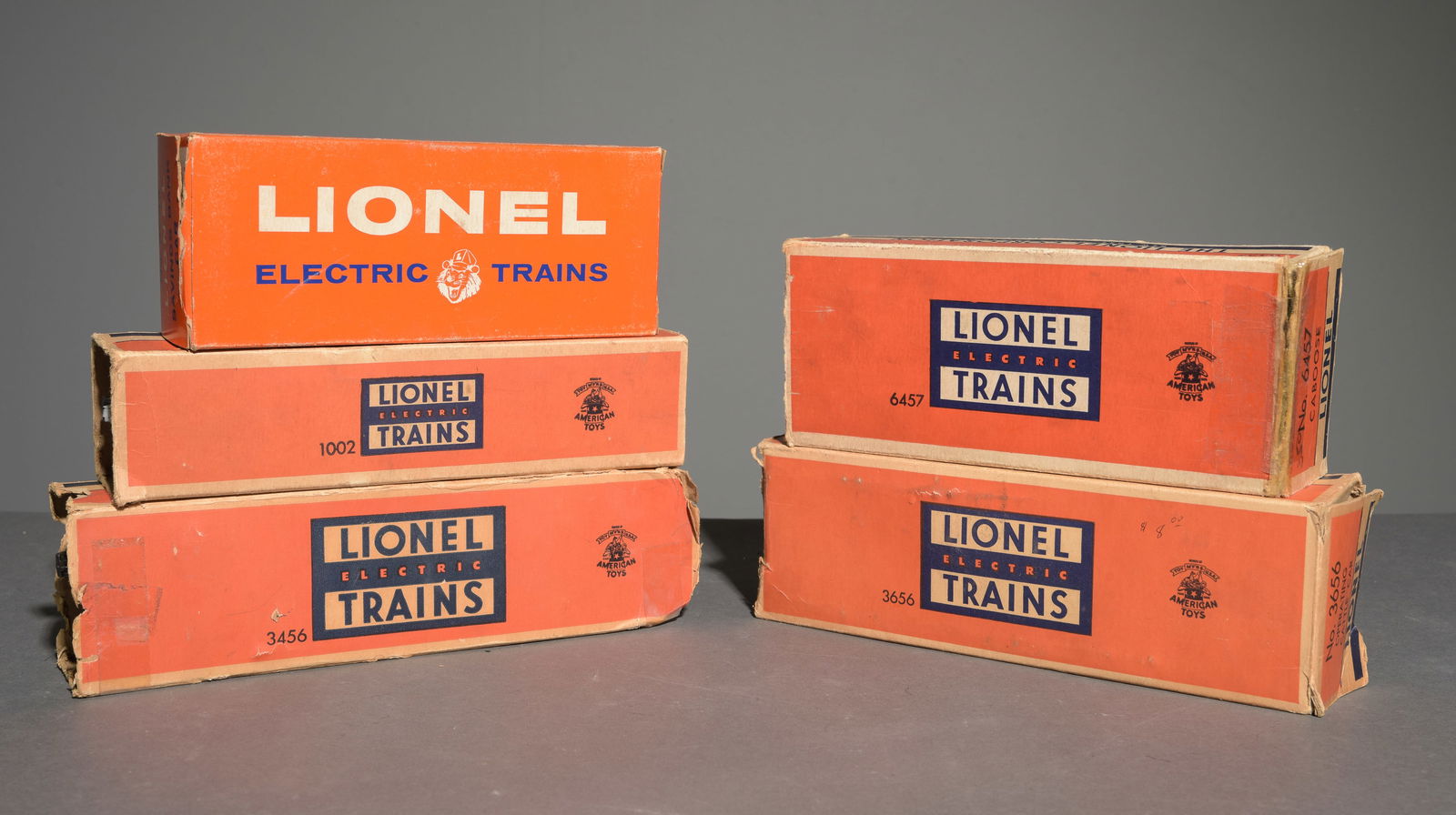 5pcs - Lionel Boxcars & 2 Hopper Cars Auction