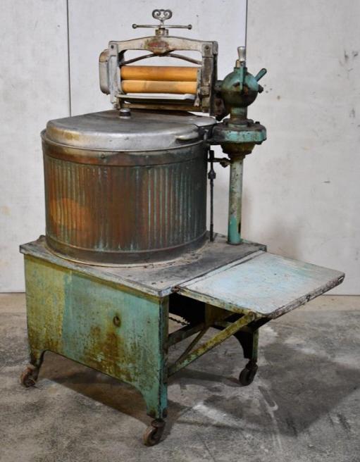 Voss Bros Mfg. Wringer Washing Machine