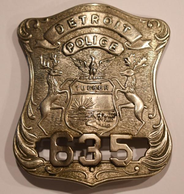 Early Obsolete Detroit Michigan Police Badge #635