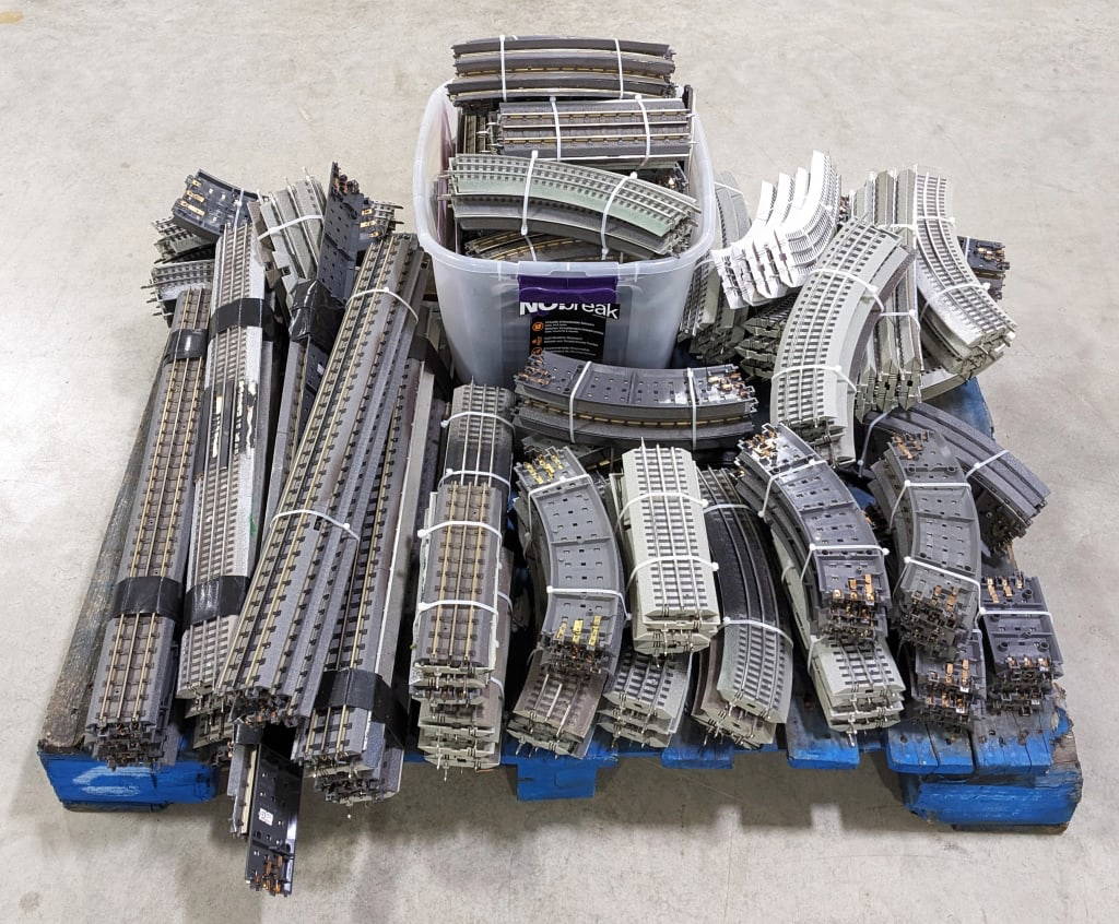 Large Lot Of Modern Lionel O Scale 3-rail Track Auction