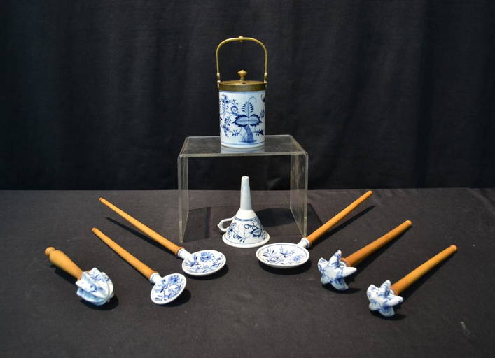 (8) Onion Pattern Kitchen Utensils