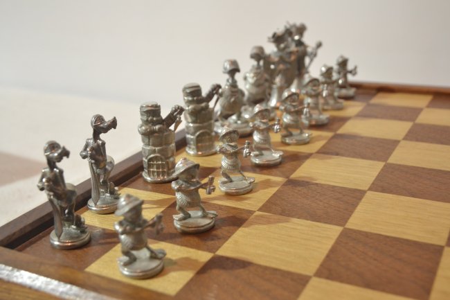 WALT DISNEY CHARACTERS PEWTER CHESS SET : Lot 436