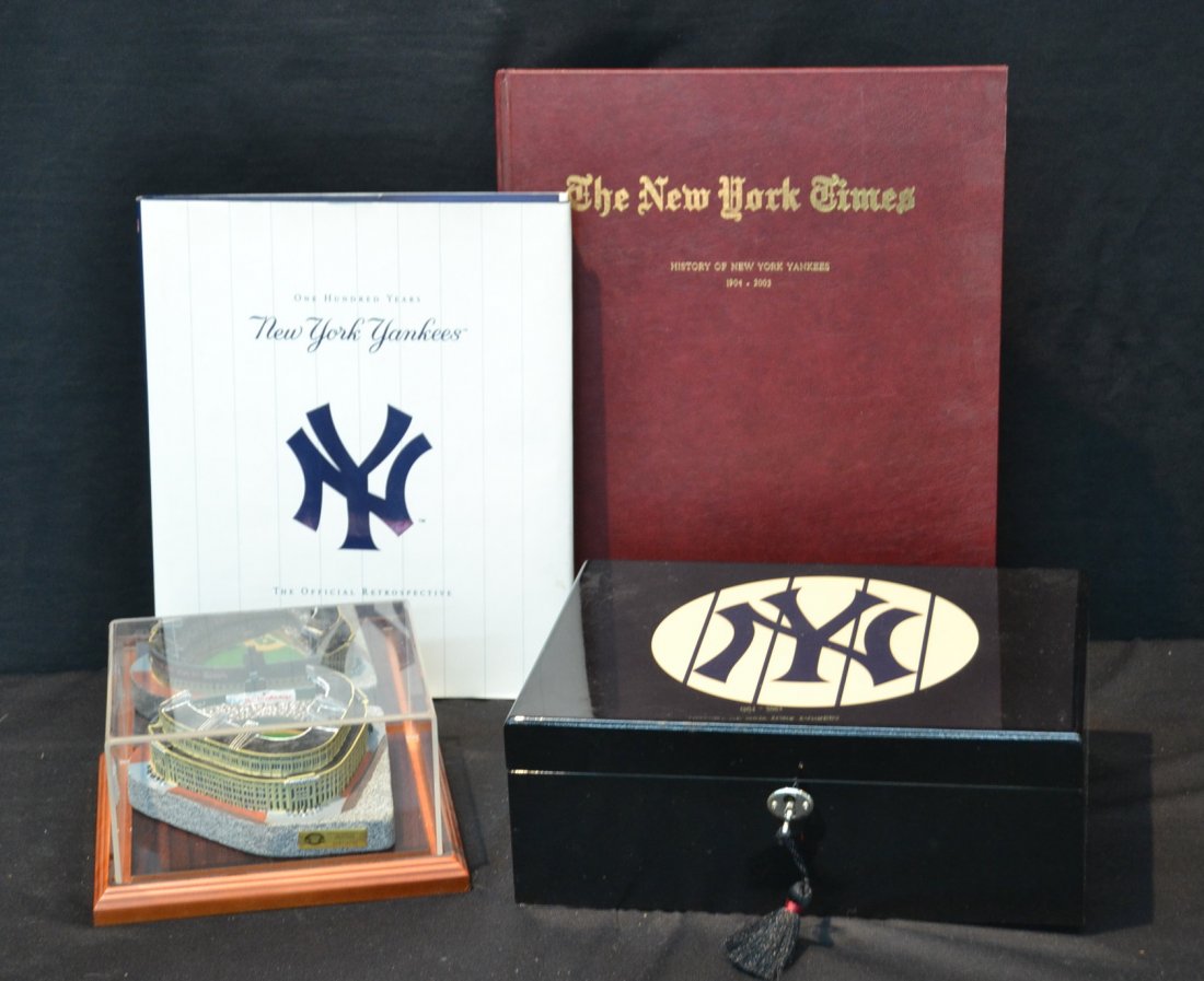NEW YORK YANKEES HUMIDOR , STADIUM MODEL IN CASE