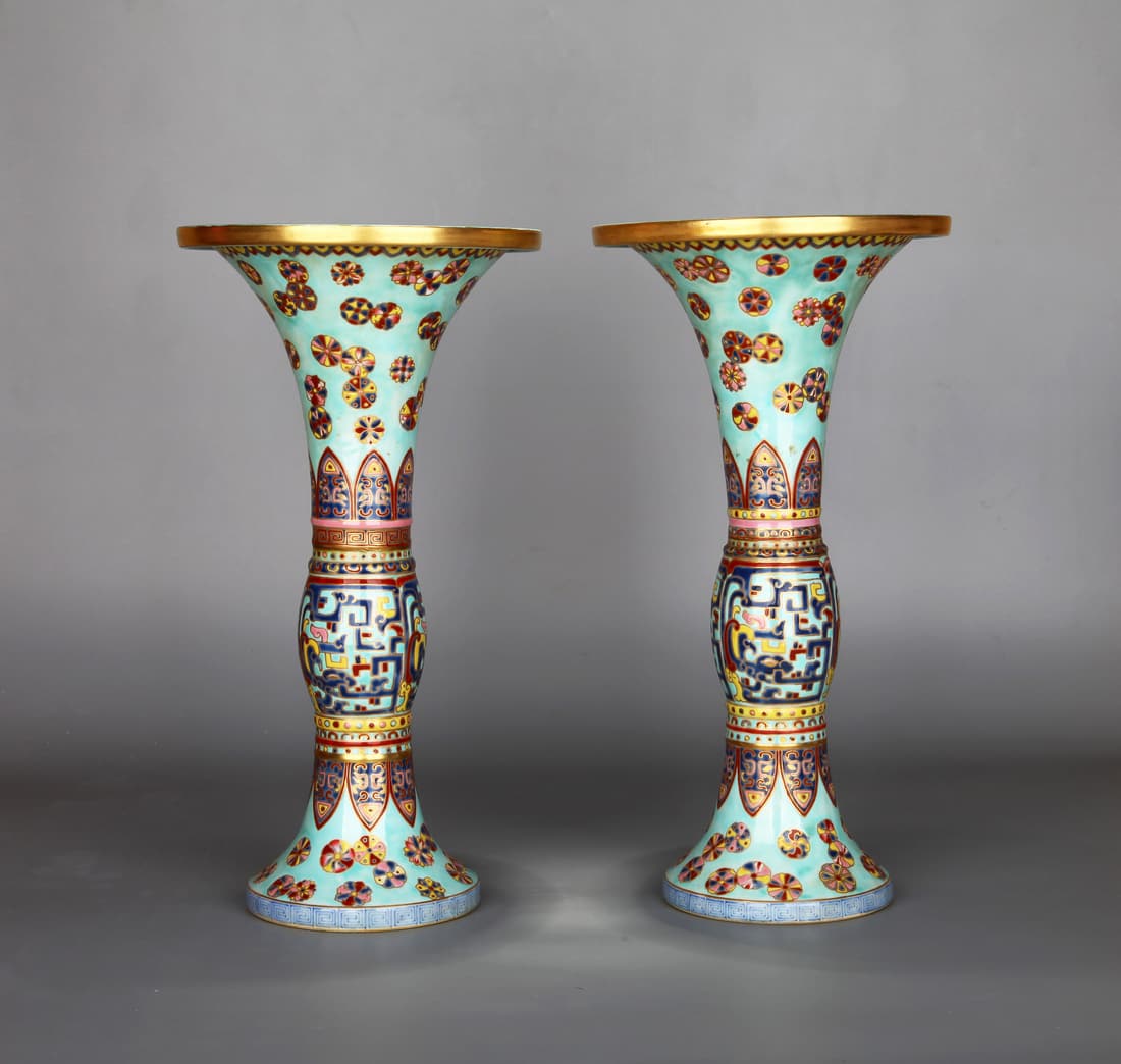 A Green Ground Gilt Kui-dragon Pattern Beaker Vase Auction