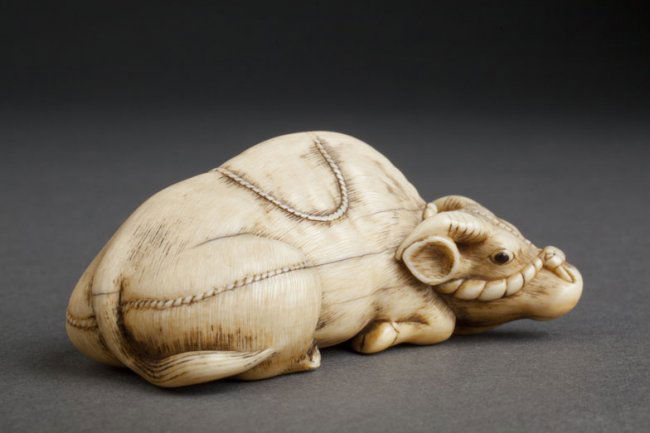 18TH C. TOMOTADA IVORY OX NETSUKE - Mtl | London 1970s : Lot 2003