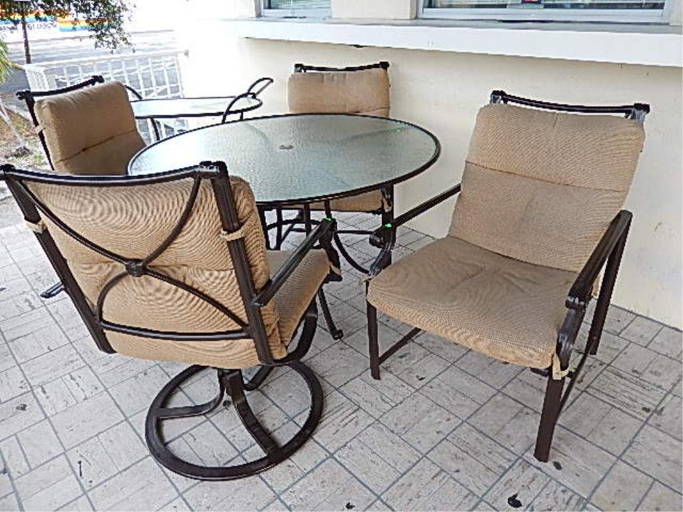 Brown Jordan Roma Collection Patio Set, Round Table And