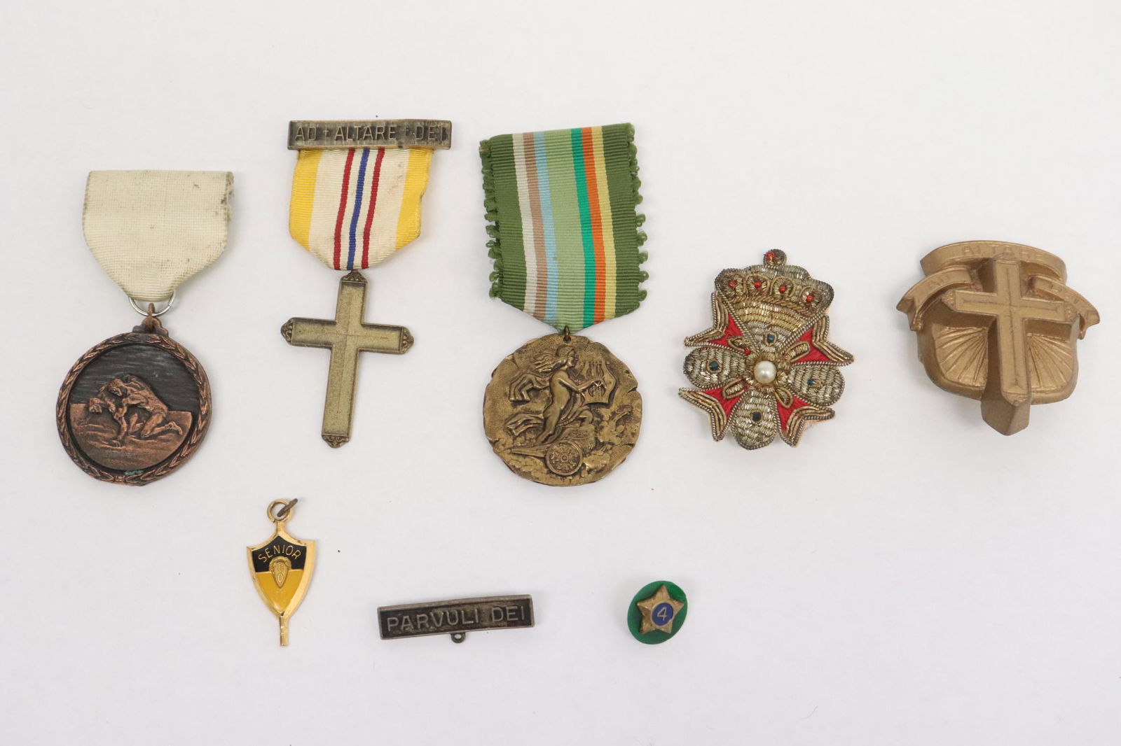 Lot of foreign military medals and insignia (#0579) on Jan 17, 2023 ...