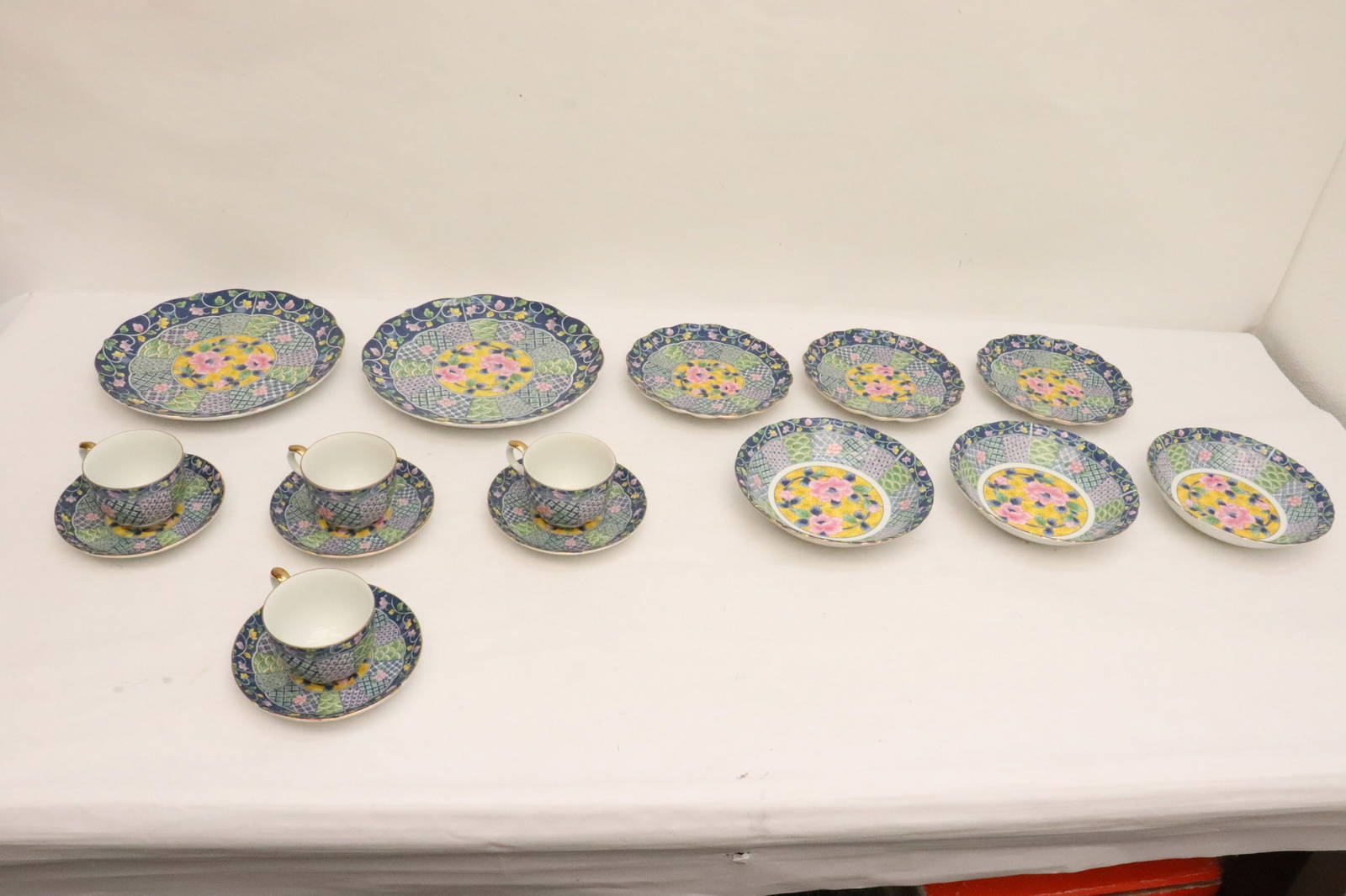 16 Pc Imari Style Porcelain Tea/ Dessert Set By Gumps Auction