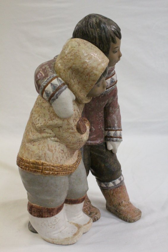 Large Lladro figurine "Eskimo boy and girl" : Lot 253