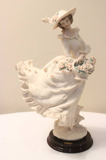 A Beautiful Lady Figurine By Giuseppe Armani