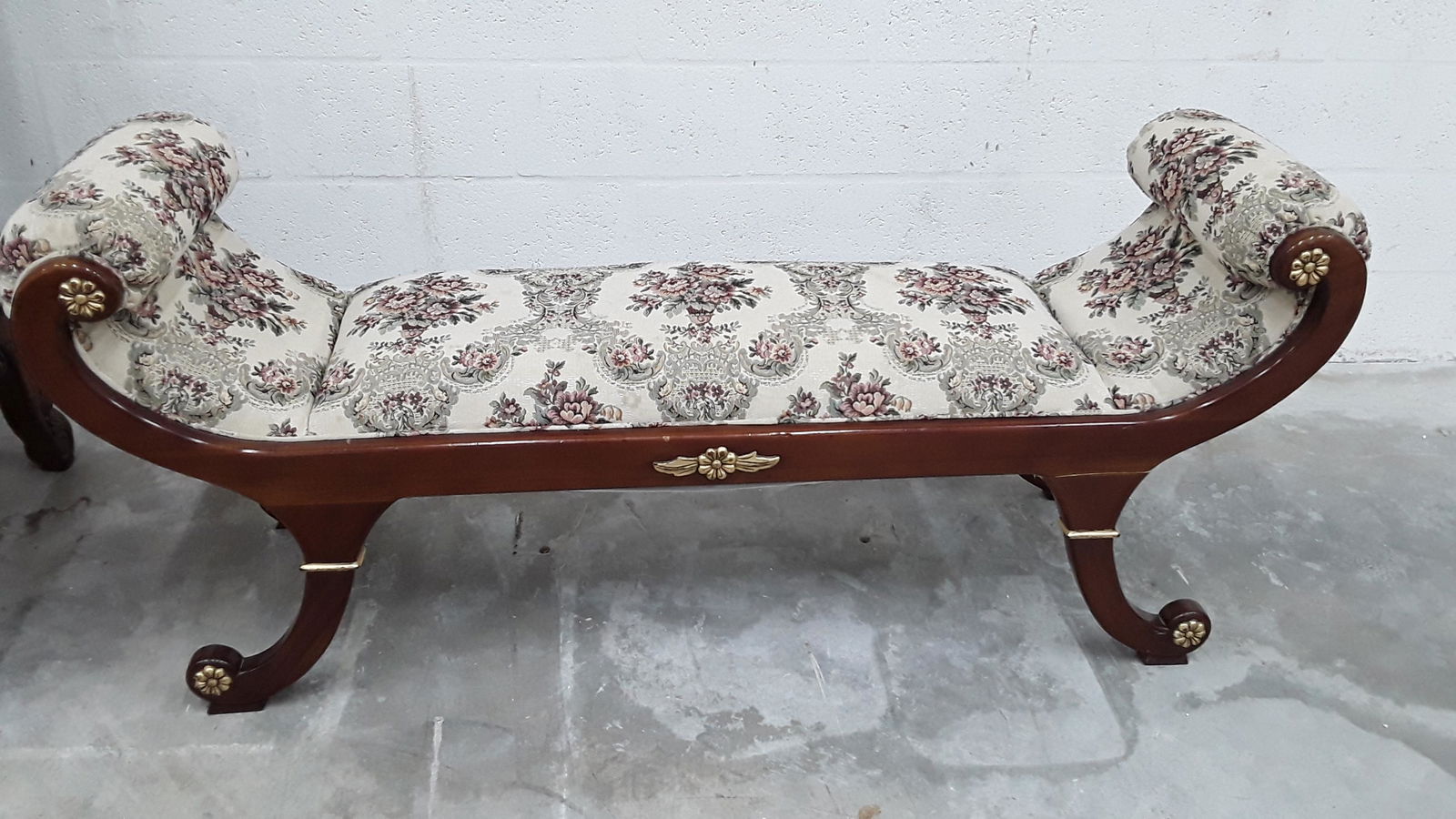 Cleopatra sofa - May 30, 2021 | The globe Usa Llc in FL