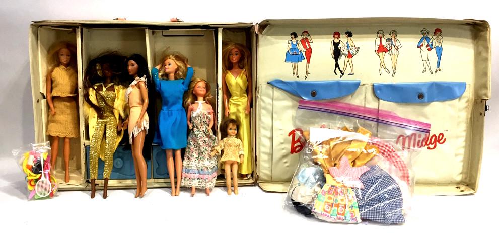 Vintage 1960s Barbie Case With 7 Dolls